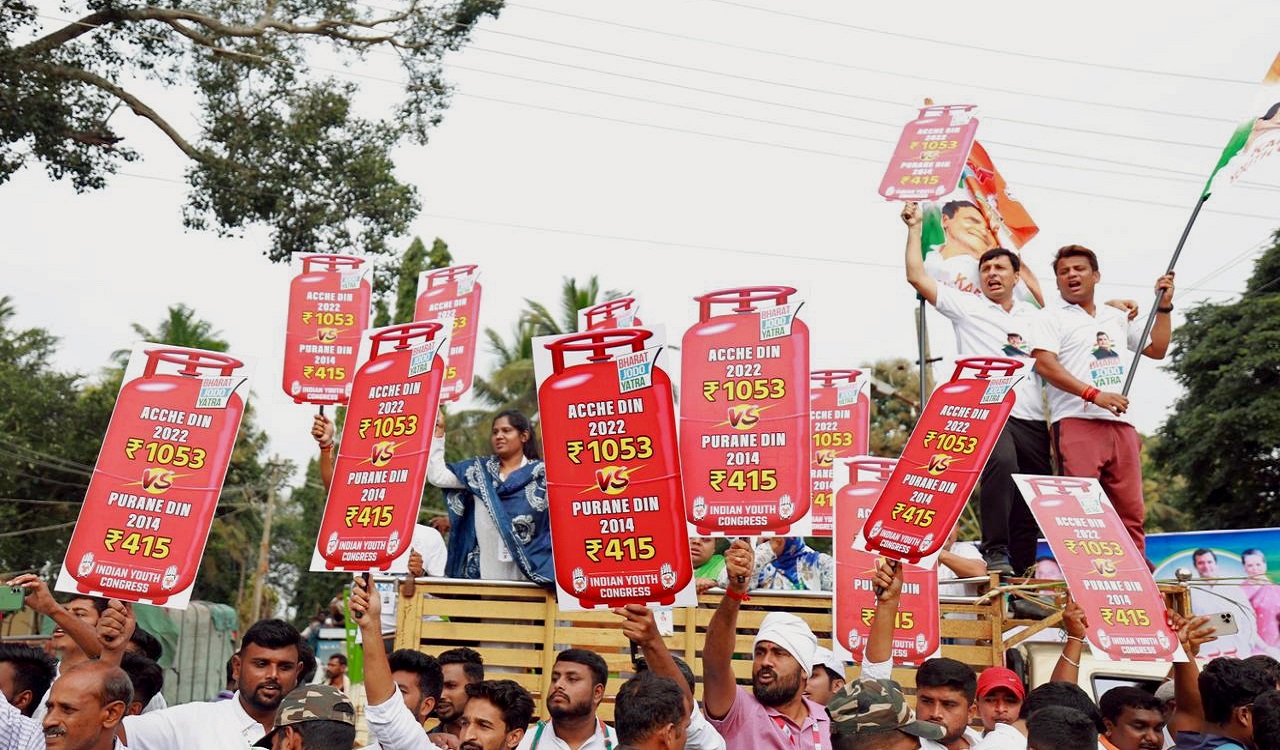 Sonia Joins Rahul During Bharat Jodo Yatra in Karnataka; Electrifies ...